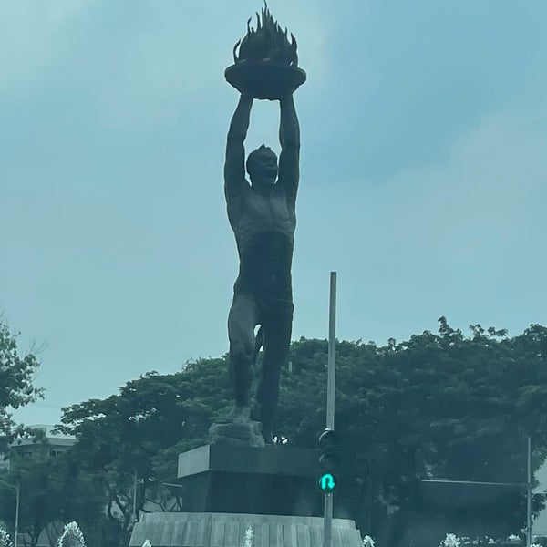 Photos at Patung Pemuda Membangun - Bundaran Senayan - Monument in ...