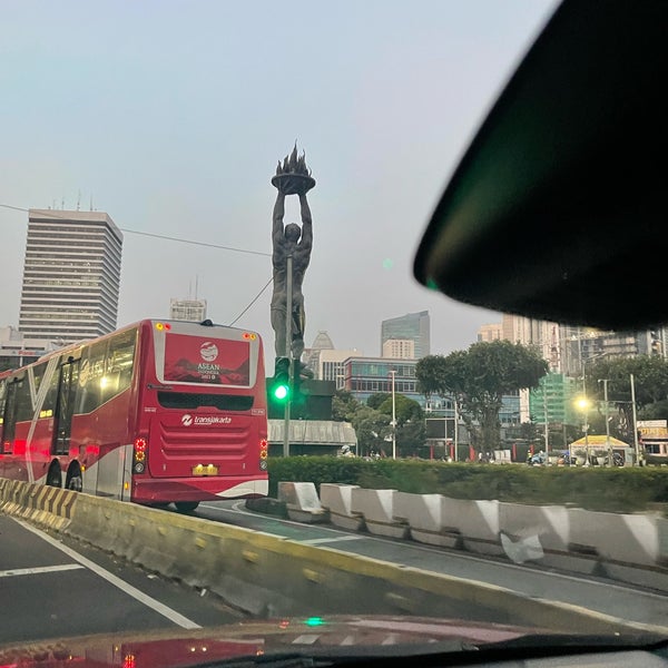 Photos at Patung Pemuda Membangun - Bundaran Senayan - Monument in ...