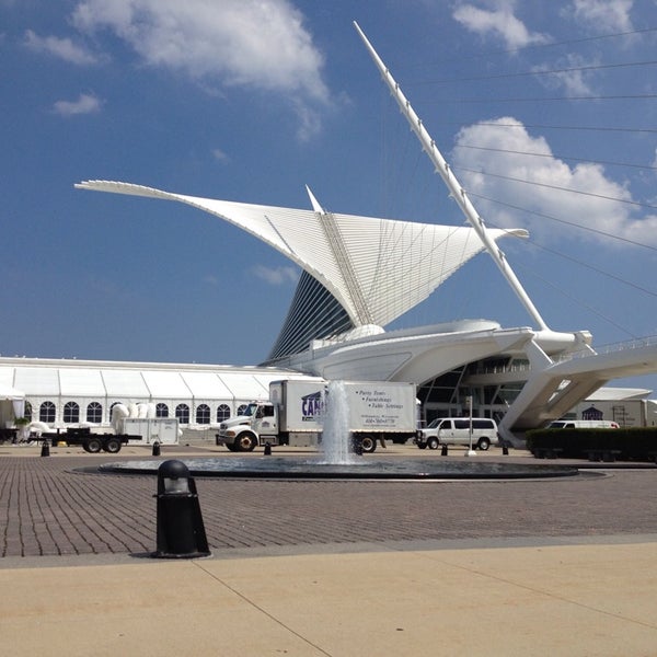 Milwaukee Lakefront - Waterfront in Lake Park