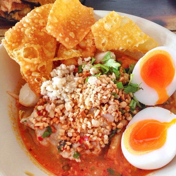 อาม่า ก๋วยเตี๋ยวหมูเด้งต้มยำไข่ยางมะตูม ร้านก๋วยเตี๋ยว