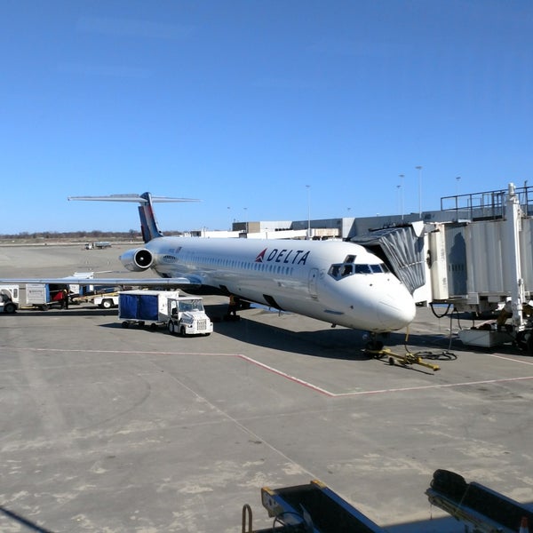 Gate B2 - Airport Gate