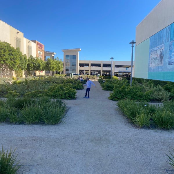 Century Riverpark 16 and XD - Town Center - Oxnard, CA