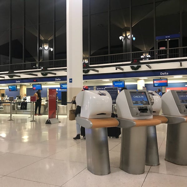 Delta Airlines Ticket Counter - Airport Ticket Counter in Memphis