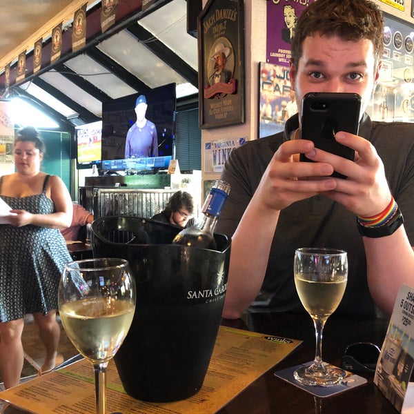 Wink's Eatery - Pub in London