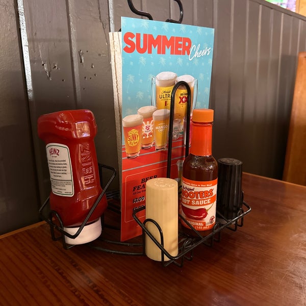 Hooters - Flint, MI