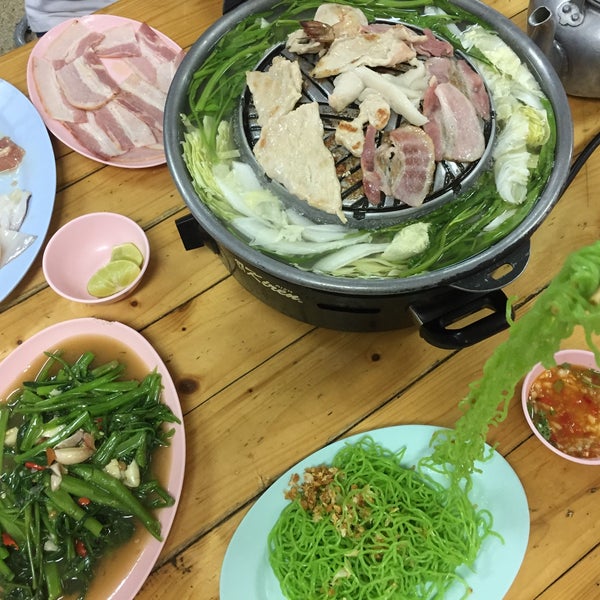 เจ๊อ้วน หมูกระทะ สนามจุ๊บ (Jae Oun Moo Ka Ta) - BBQ Joint