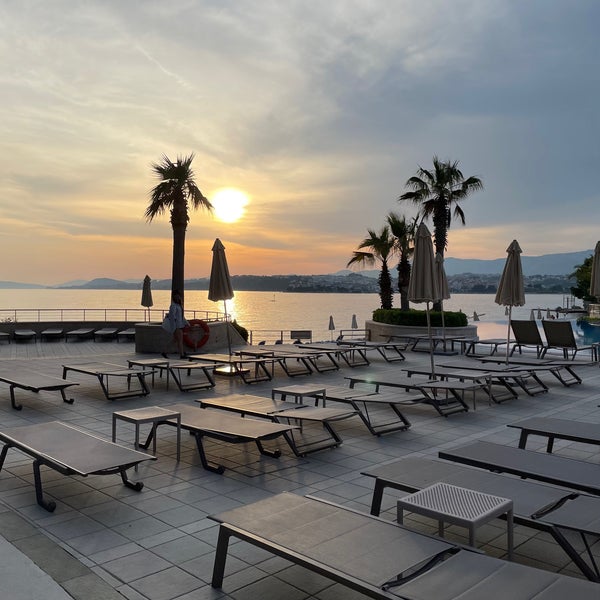 Le Meridien Outdoor Swimming Pool