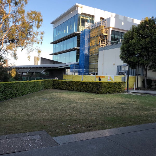 QUT Library - Victoria Park Rd.