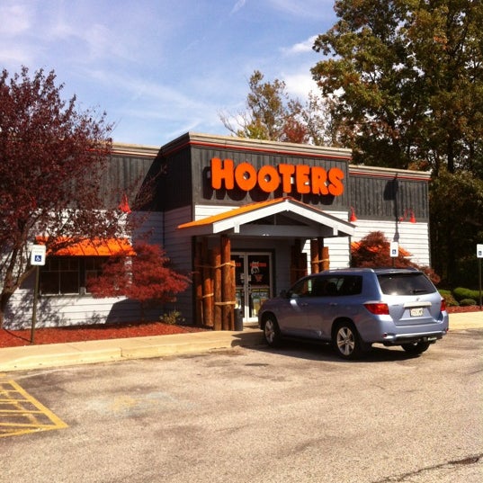 Hooters - American Restaurant in Waldorf