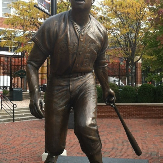 Frank Robinson sculpture by Toby Mendez - The Stadiums - Orioles Park ...