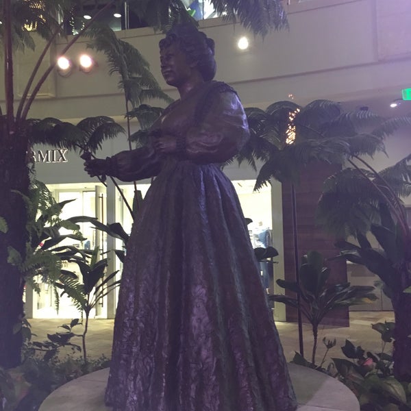 Queen Emma Statue - Waikiki - Honolulu, HI