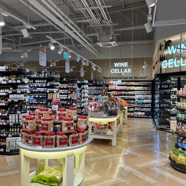 Tops Fine Food Earth Ekkamai - Supermarket in วัฒนา