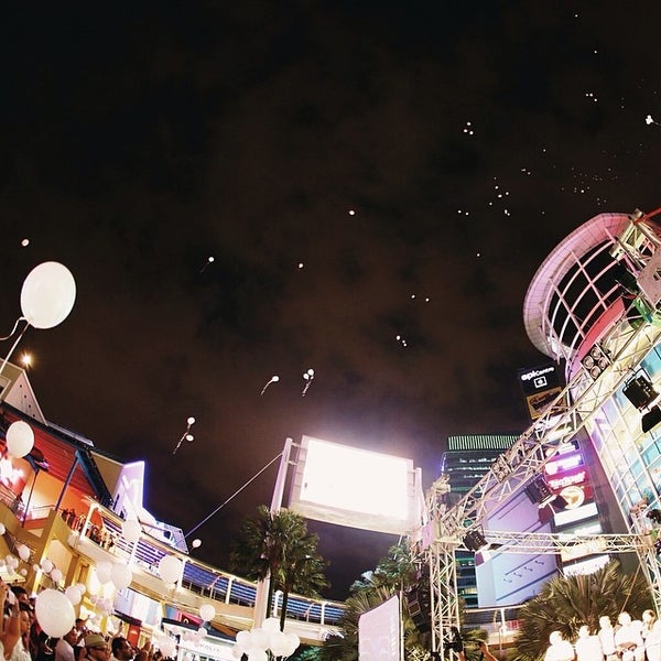 Piazza, The Curve - Plaza