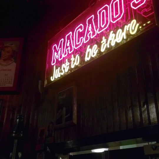Macado's Restaurant & Bar - 19 W Main St