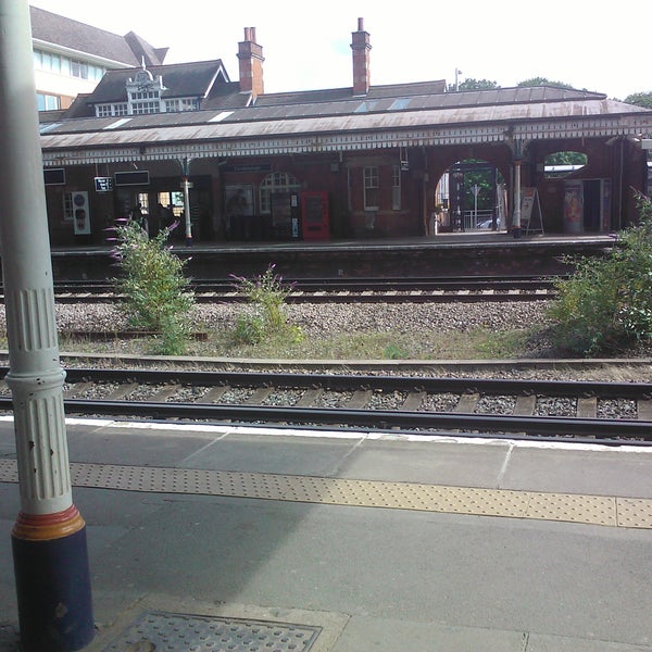 Farnborough Main Railway Station (FNB) - Train Station in Farnborough