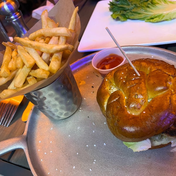 Maggie McFly's - American Restaurant in Brookfield