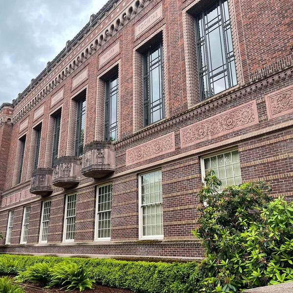 Knight Library - University - 1501 Kincaid St