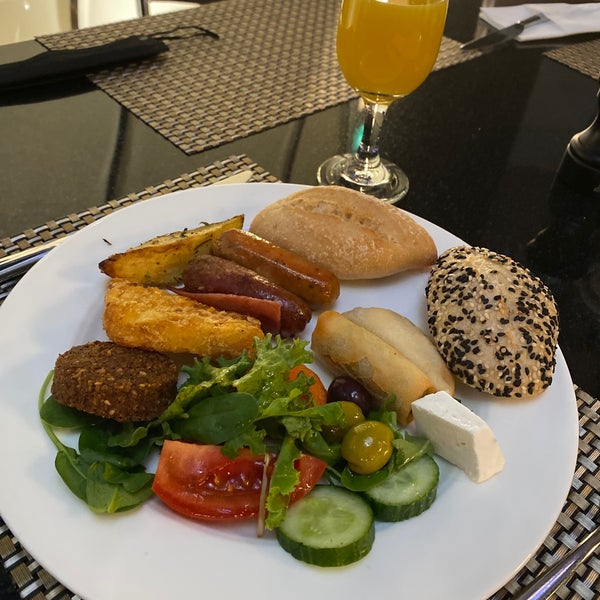 Cascades - Breakfast Spot in Dubai
