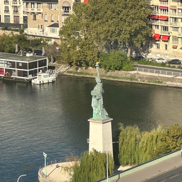 Statue de la Liberté Novotel - Outdoor Sculpture in Paris
