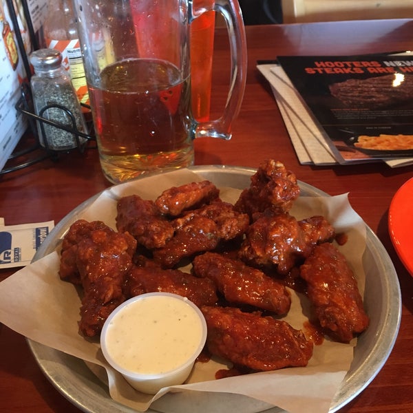 Hooters - American Restaurant