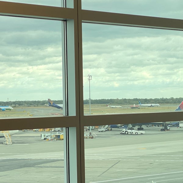 Gate B32 - Jamaica - Terminal 4, Concourse B