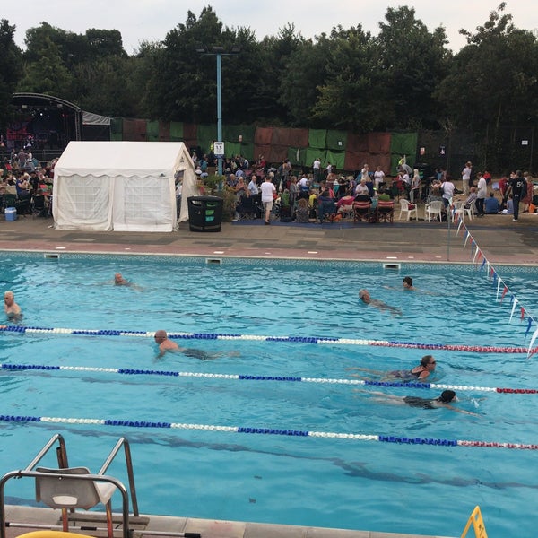 Hampton Outdoor Pool - Swimming Pool in Hampton