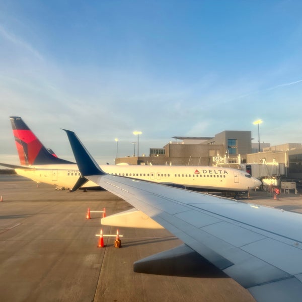 Gate B14 - Airport Gate