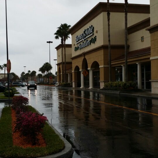 Photos at Colonial Plaza - Shopping Plaza in Colonial Town Center