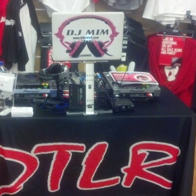 DTLR: Downtown Locker Room - Shoe Store in Brentwood