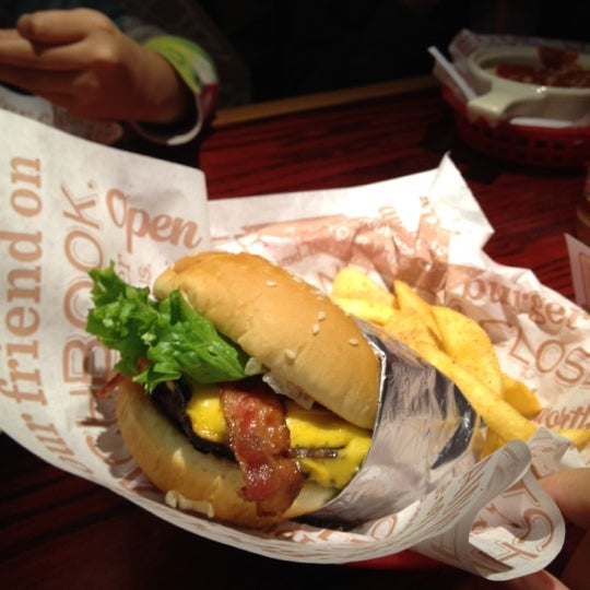 Red Robin Gourmet Burgers and Brews - Burger Joint