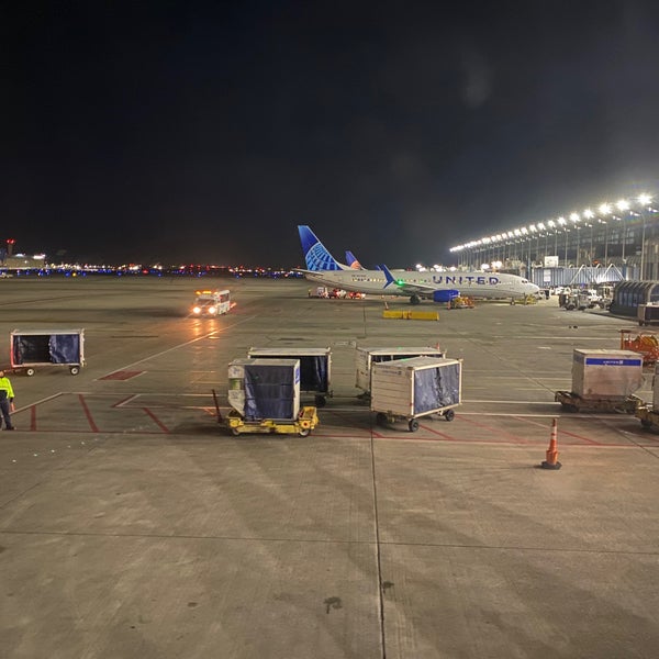 Gate B7 - Airport Gate in Chicago