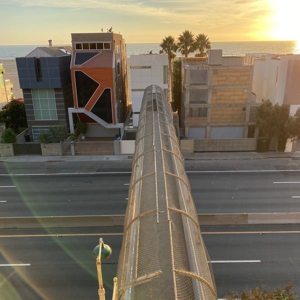 Santa Monica Beach Pedestrian Bridge - Downtown Santa Monica - Pacific ...