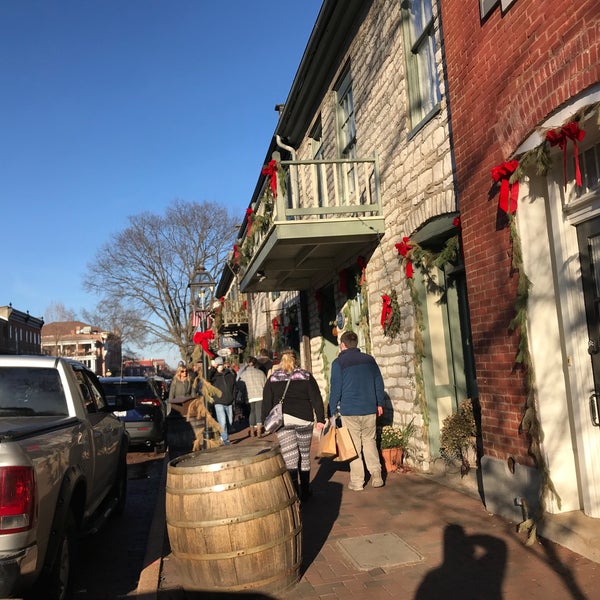 Historic Main Street - Plaza in Saint Charles