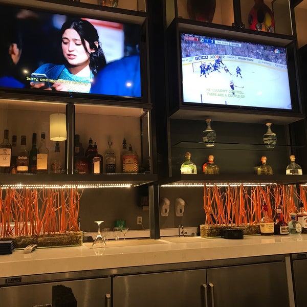 Trellises Lounge - Hotel Bar