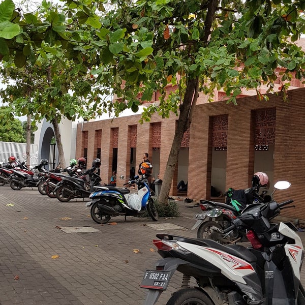 Masjid Raya Al-Azhar Summarecon Bekasi - Mosque
