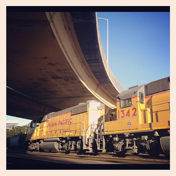 South San Francisco Caltrain Station - Train Station in South San Francisco