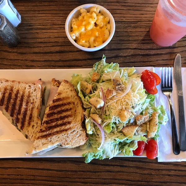 Russell's Cafe & Bakery - Café in Fenton