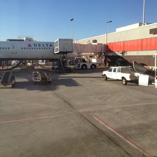 Gate B5 - Airport Gate in Atlanta