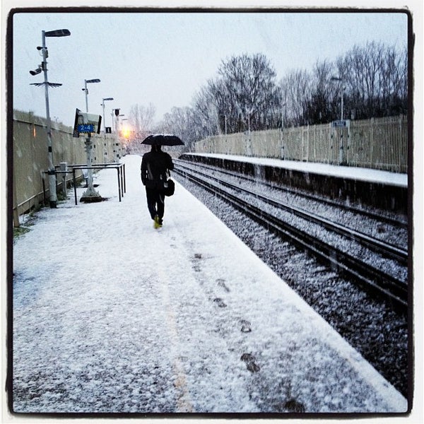 Hackbridge Railway Station (HCB) - Train Station in Sutton