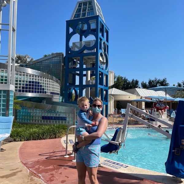 Bay Cove Pool - Disney's Contemporary Resort - 9 tips