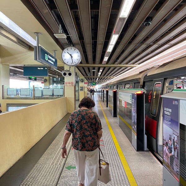 Photos at Commonwealth MRT Station (EW20) - Central Region - 24 tips ...