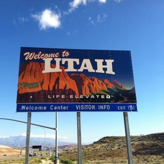 Arizona / Utah State Line - Border Crossing in St. George