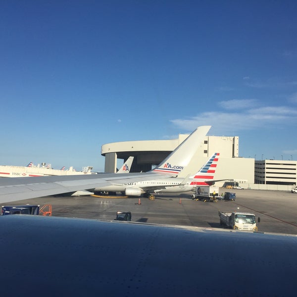 Gate D11 - Airport Gate in Miami