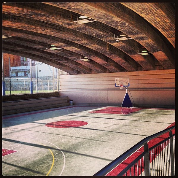 Estadio BasketBall C.P. Roser - Basketball Stadium in El Fort Pienc