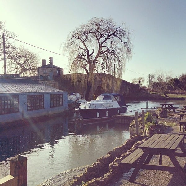 The Riverside Inn - Pub in Lechlade