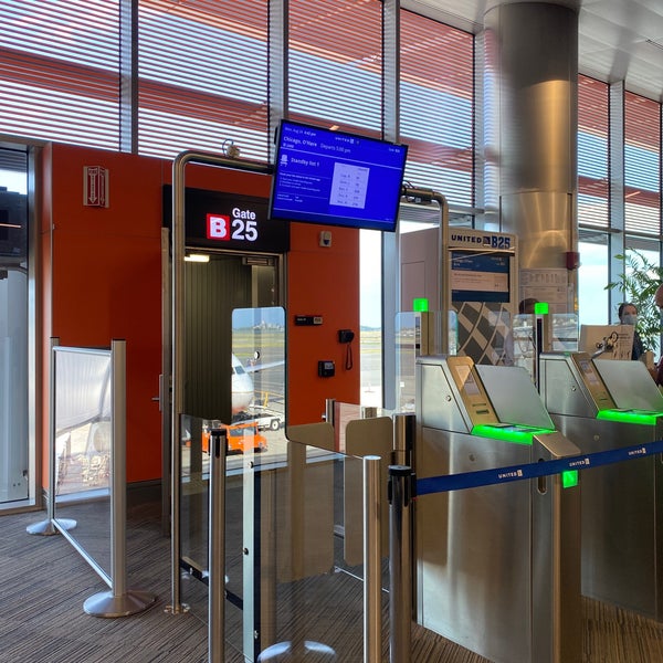 Gate B25 - Airport Gate in Jeffries Point