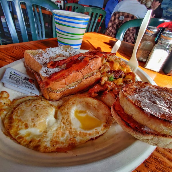 Kono's Surf Club Cafe - Café in Pacific Beach