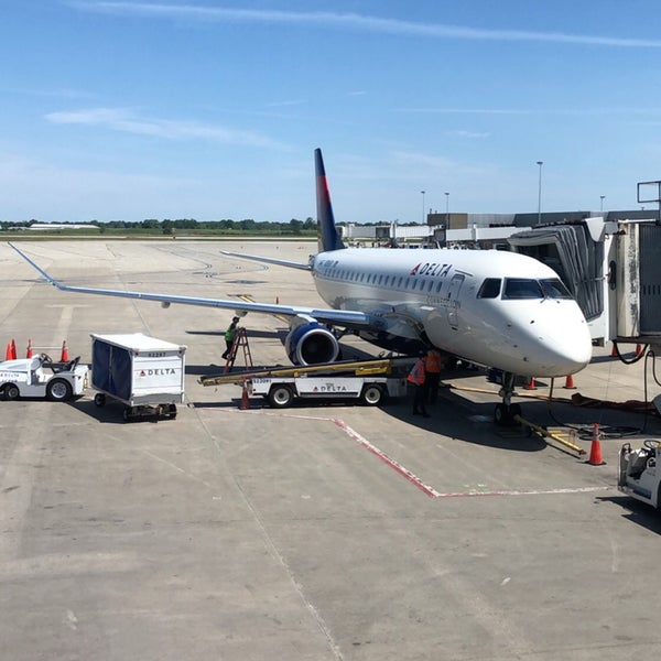 Gate B2 - Airport Gate