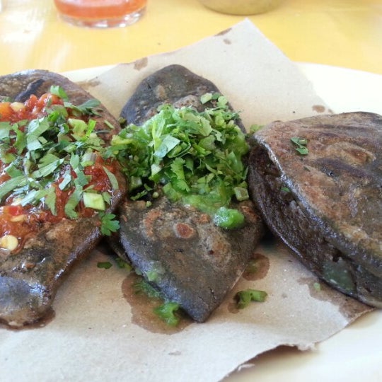 Tlacoyos De Alberjon - Taco Restaurant