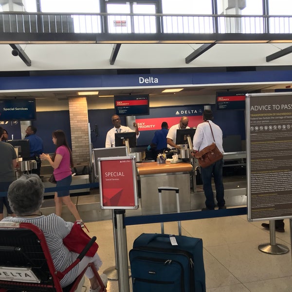 Delta Airlines Ticket Counter - Airport Ticket Counter in Memphis